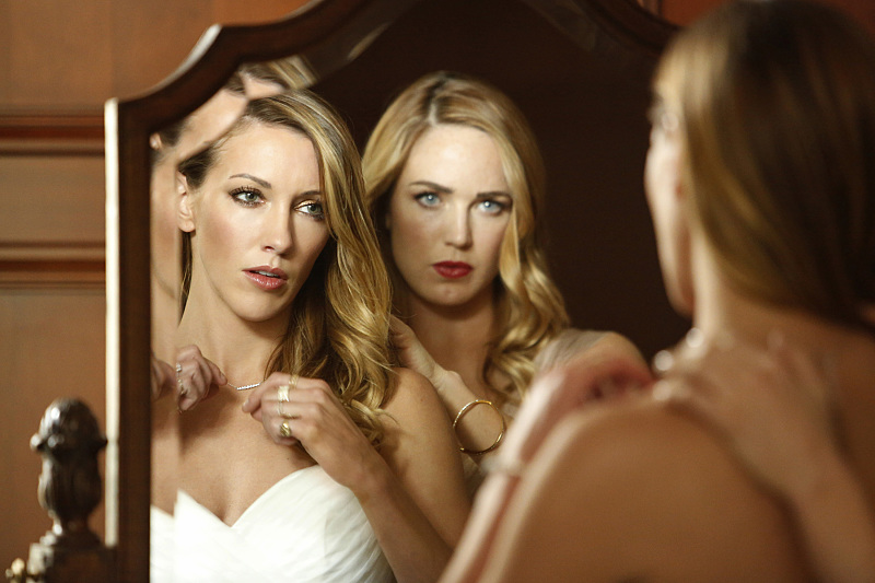 Arrow Episode 100 Photos: Katie Cassidy, Susanna Thompson & A Wedding ...