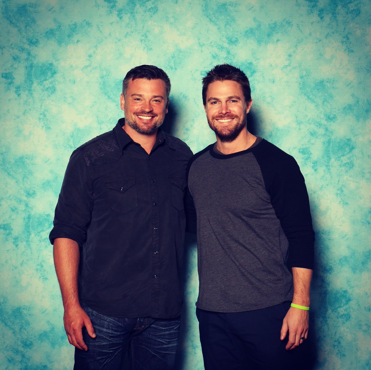 Stephen Amell Crossover Talk: Black Lightning, Superman, Tom Welling ...
